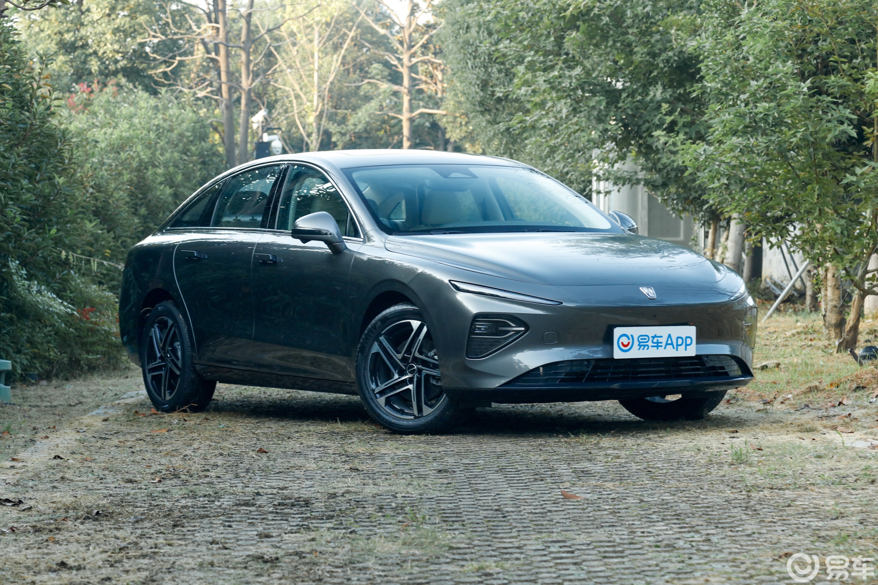 【荣威D7纯电动 610km 后驱旗舰版侧前45度车头向右水平图片-汽车图片大全】-易车