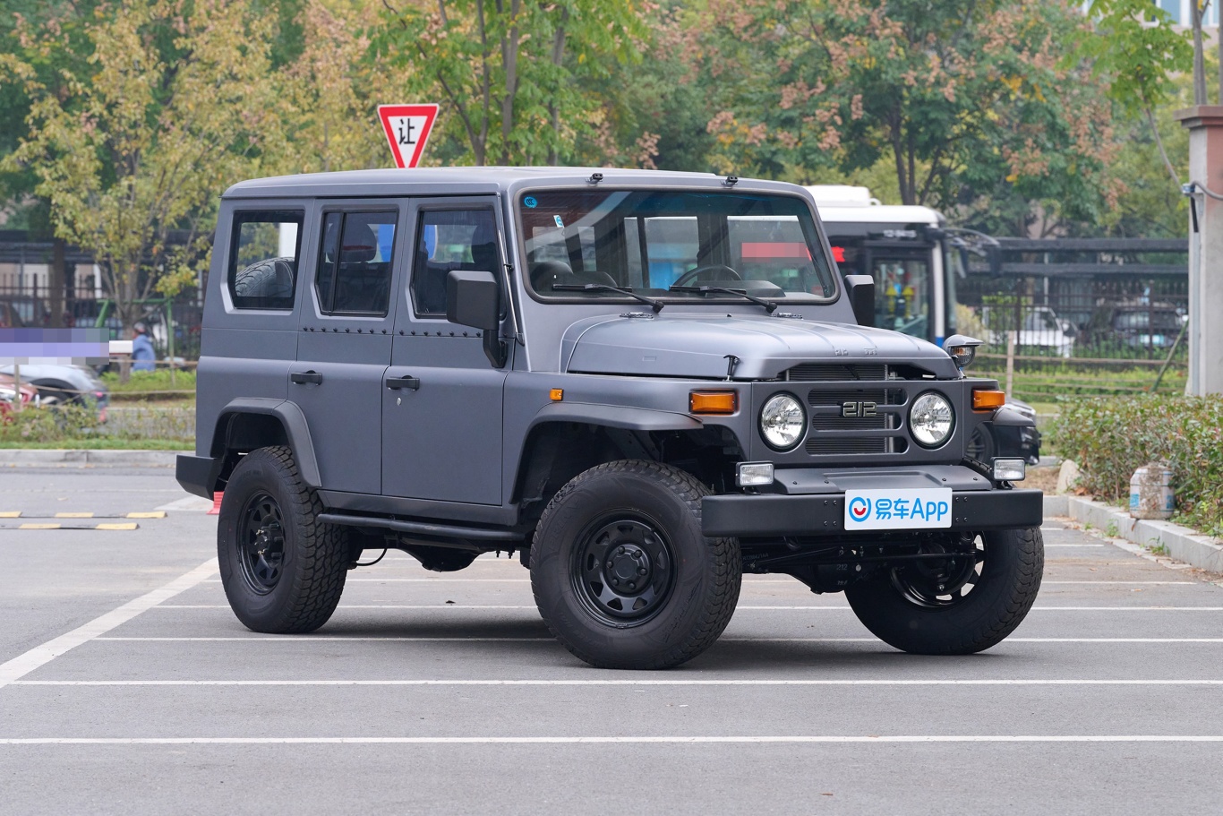 【212经典2.4T 狙击手轻装版侧前45度车头向右水平图片-汽车图片大全】-易车