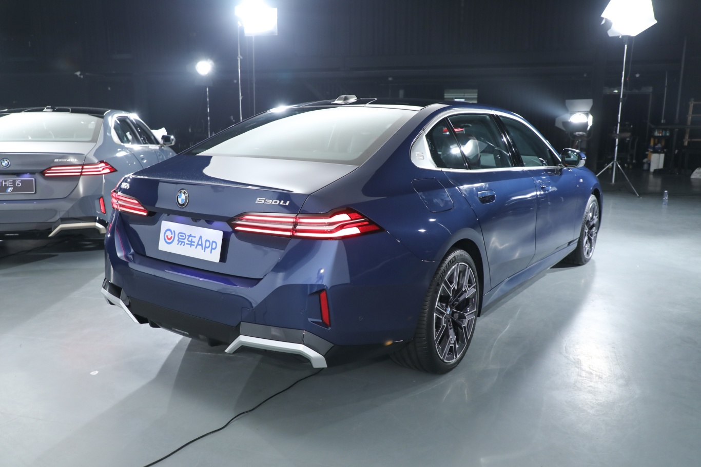 【宝马5系530Li 尊享型 M运动套装侧后45度车头向右水平图片-汽车图片大全】-易车