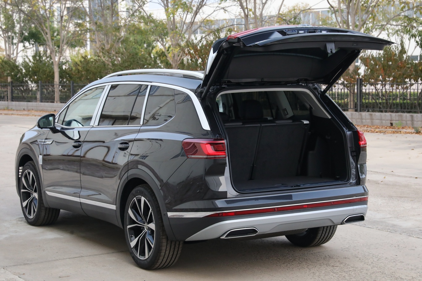 【揽境改款 530TSI 四驱旗舰胜境版Pro 7座后备厢开启45度侧拍图片-汽车图片大全】-易车