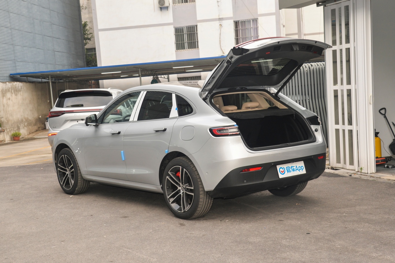 【问界M5增程版 235km 四驱标准版后备厢开启45度侧拍图片-汽车图片大全】-易车