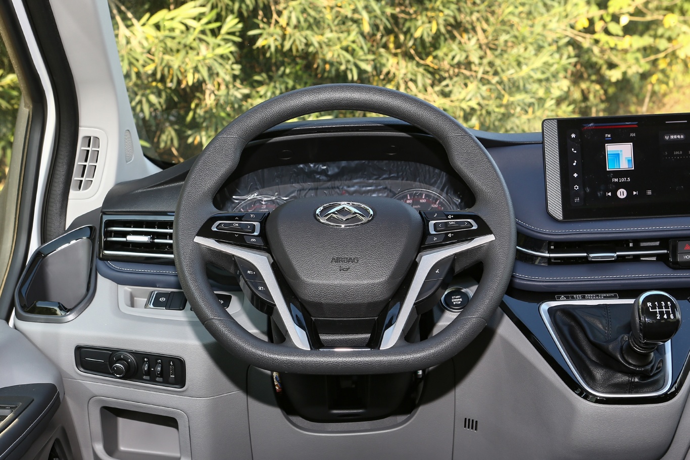 【新途V702.0T 手动长轴中顶精英版93kW 6/7座方向盘图片-汽车图片大全】-易车