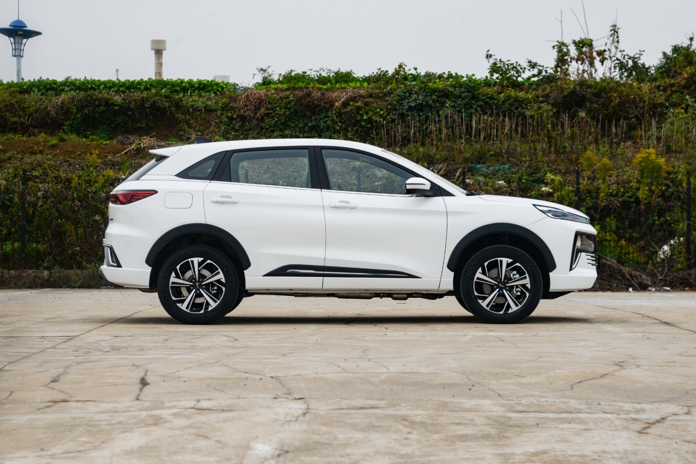 【江淮QX PHEV1.5L 120km 劲能版正侧车头向右水平图片-汽车图片大全】-易车