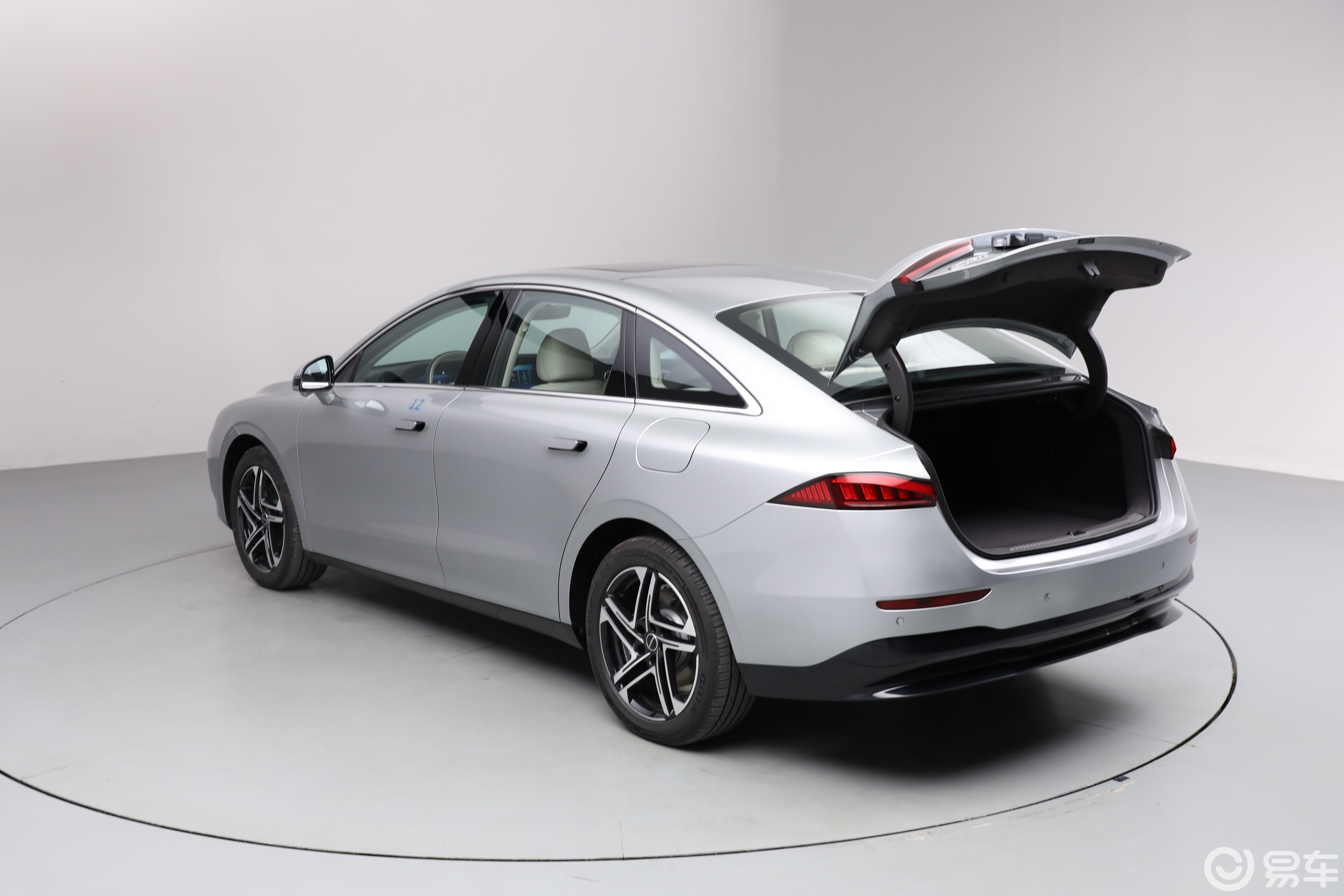 【荣威D7纯电动 610km 后驱旗舰版后备厢开启45度侧拍图片-汽车图片大全】-易车