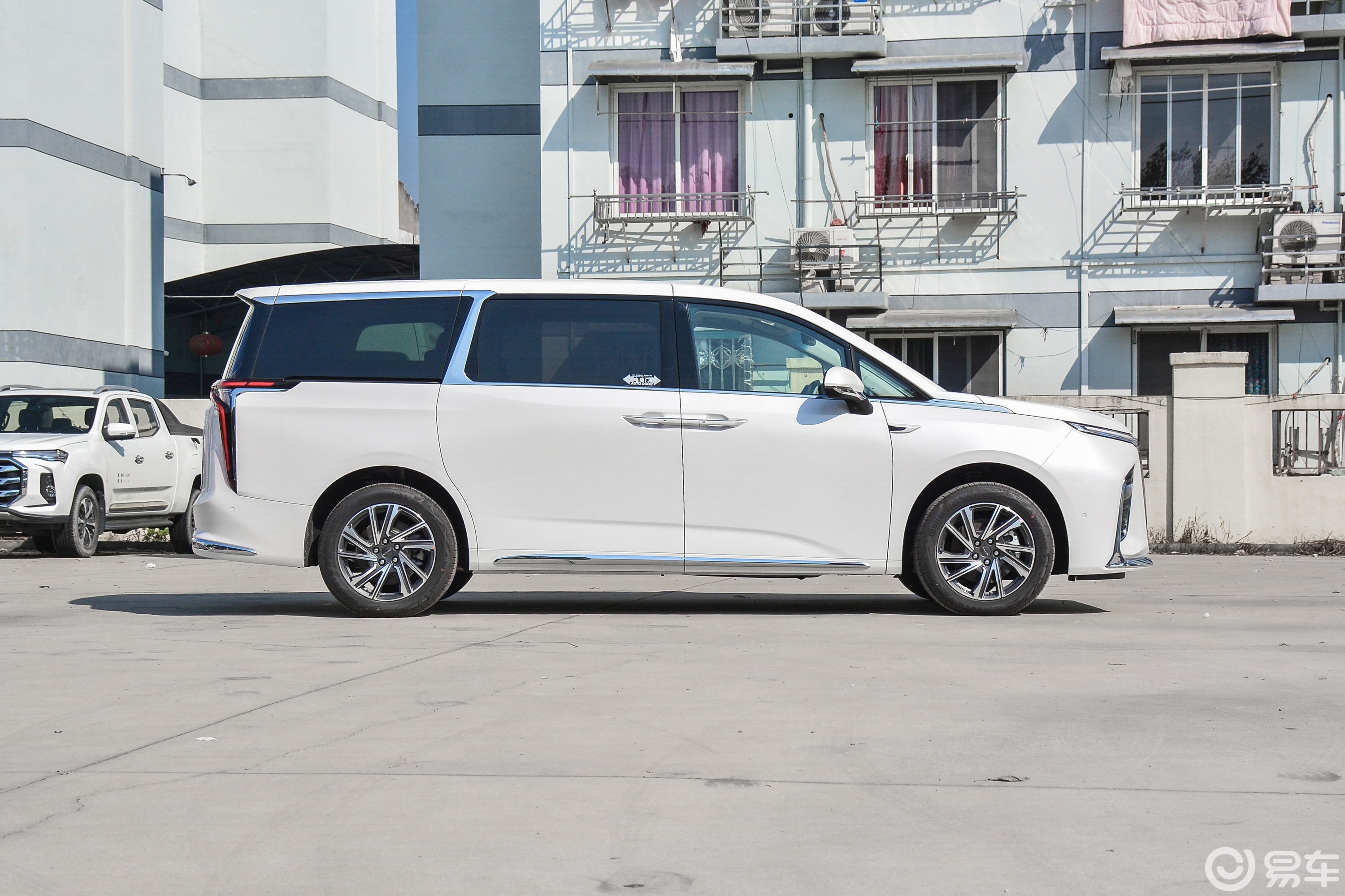 【大通G902.0T 星际版 6座正侧车头向右水平图片-汽车图片大全】-易车