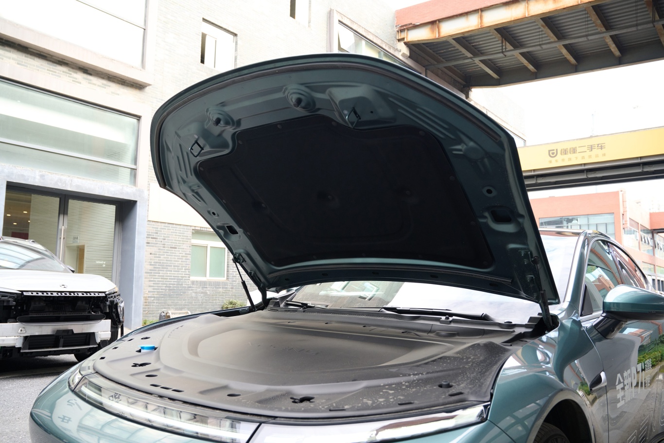 【小鹏P7P7i 550 后驱Max前舱盖内侧图片-汽车图片大全】-易车