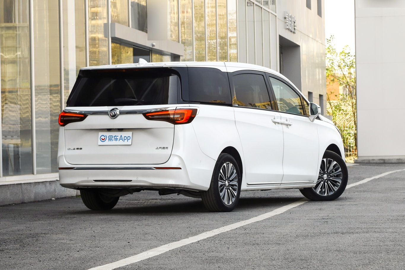 【别克GL8ES陆尊 2.0T 豪华型-和悦版 7座侧后45度车头向右水平图片-汽车图片大全】-易车