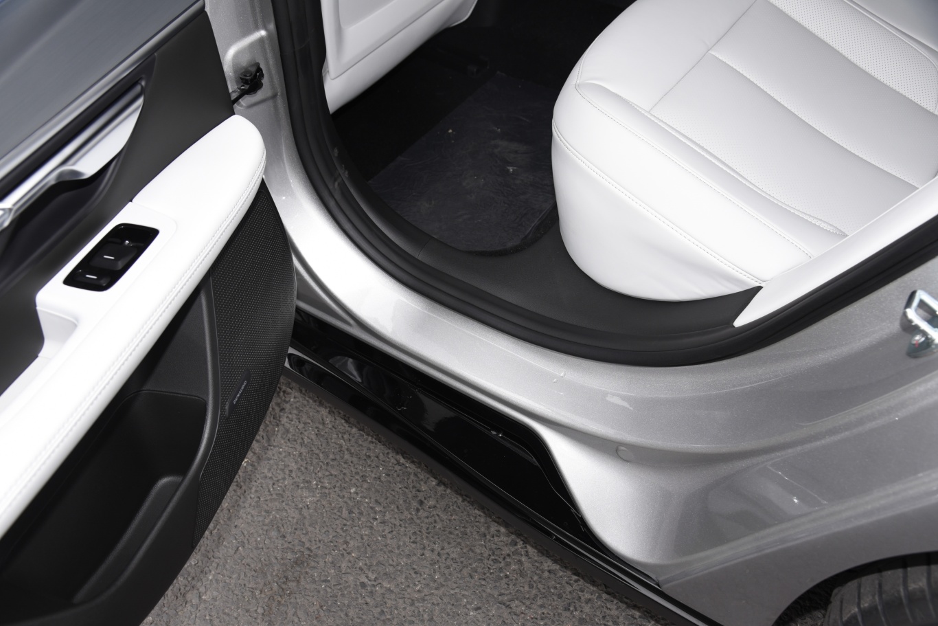 【小鹏P7P7i 550 后驱Pro后排空间图片-汽车图片大全】-易车