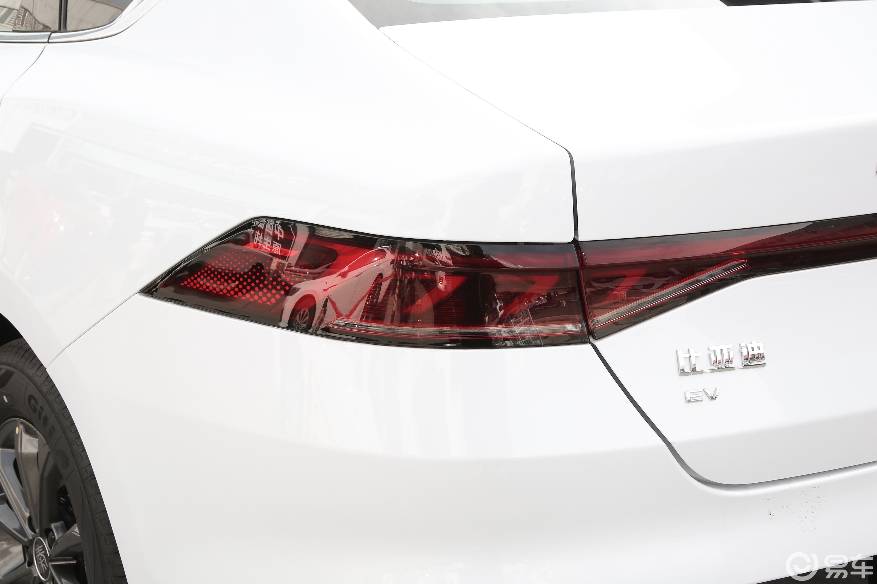【秦PLUS新能源EV 510km 出行版尾灯侧45度俯拍图片-汽车图片大全】-易车