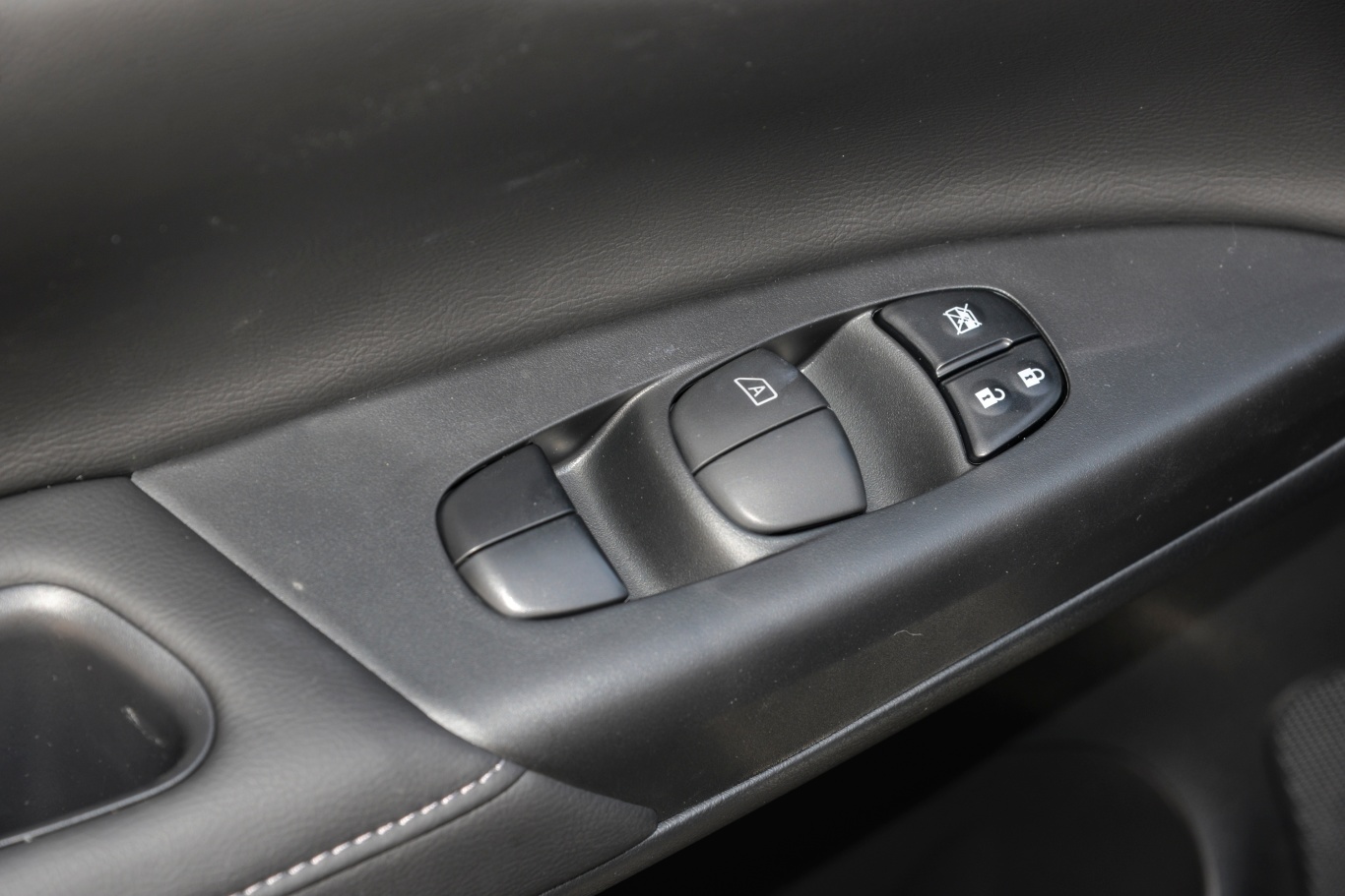 【轩逸改款 经典 1.6L XE舒适版车窗调节整体图片-汽车图片大全】-易车