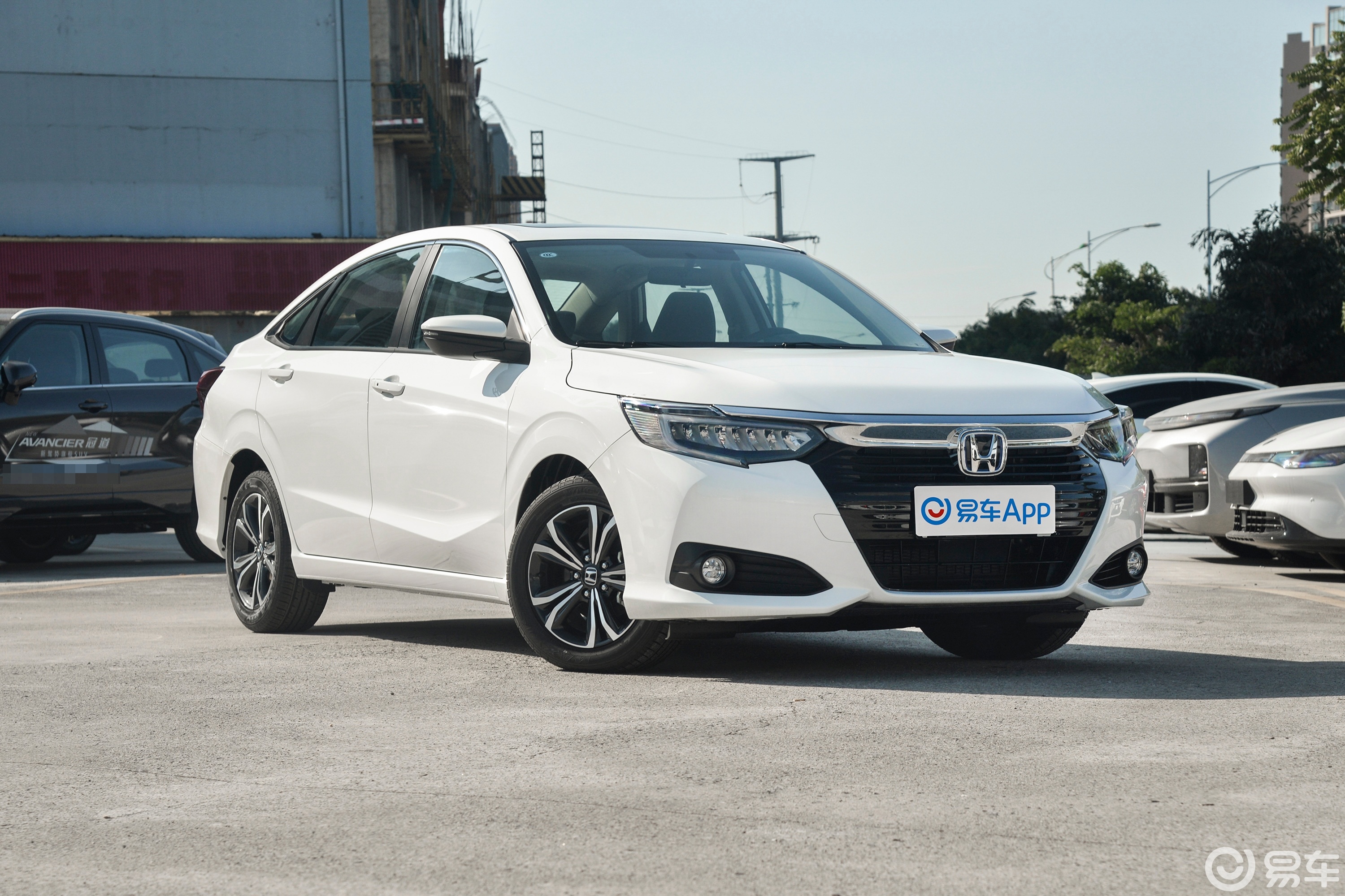 【凌派e:HEV 1.5L E-CVT锐·豪华版侧前45度车头向右水平图片-汽车图片大全】-易车