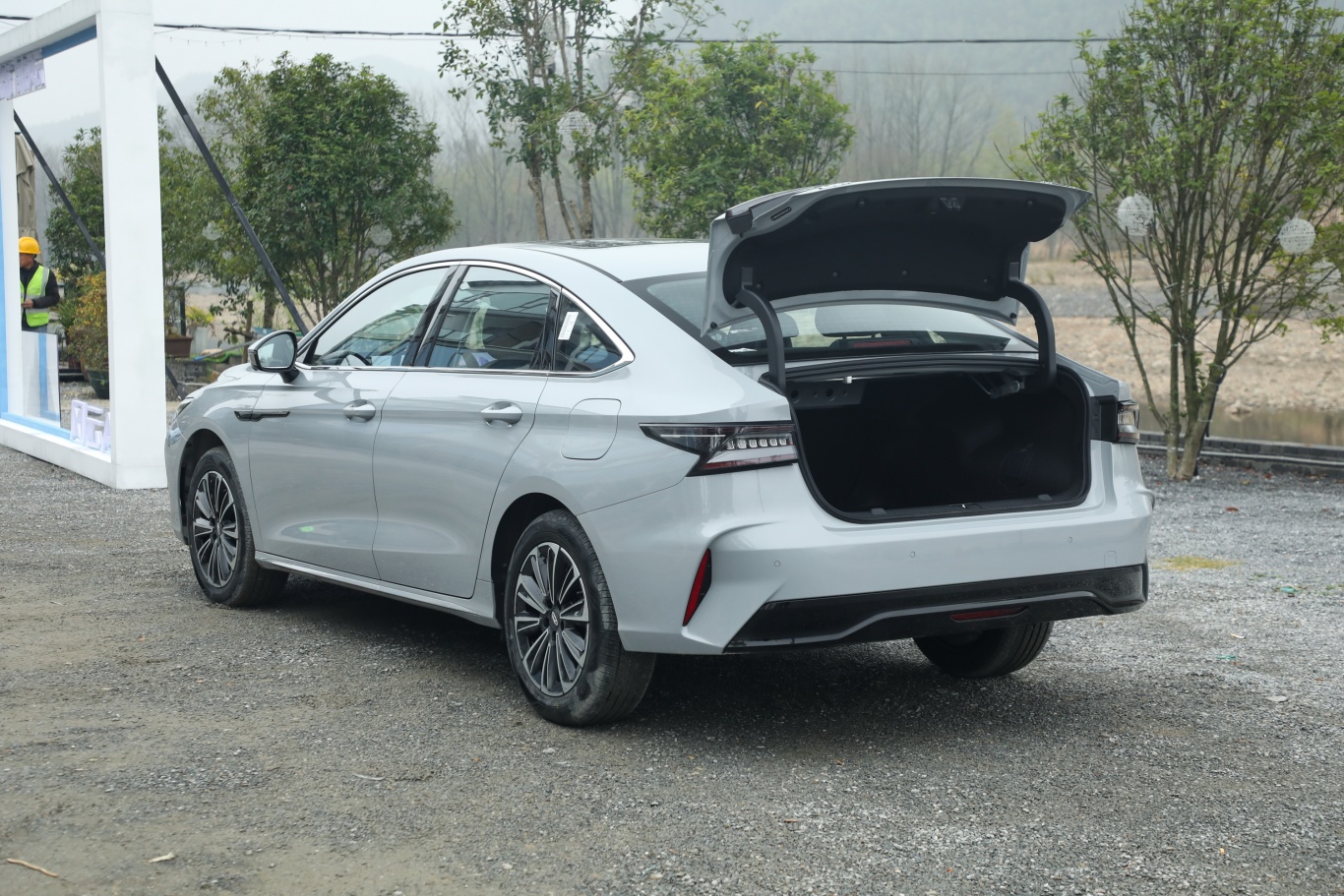 【风云A81.5T 127km 驭风版后备厢开启45度侧拍图片-汽车图片大全】-易车