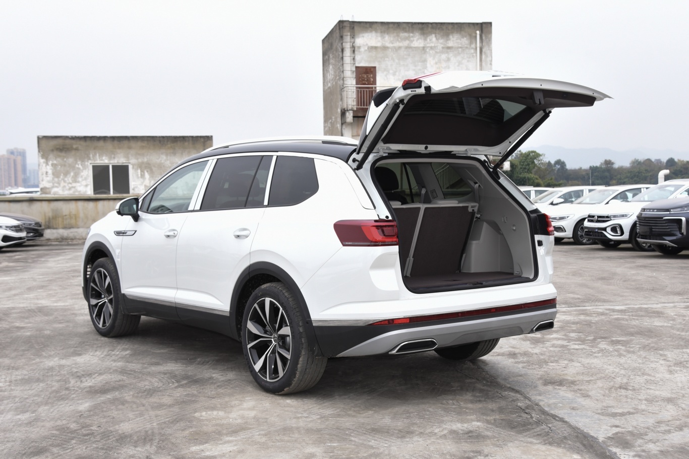 【揽境530TSI 四驱旗舰胜境版Pro 6座后备厢开启45度侧拍图片-汽车图片大全】-易车