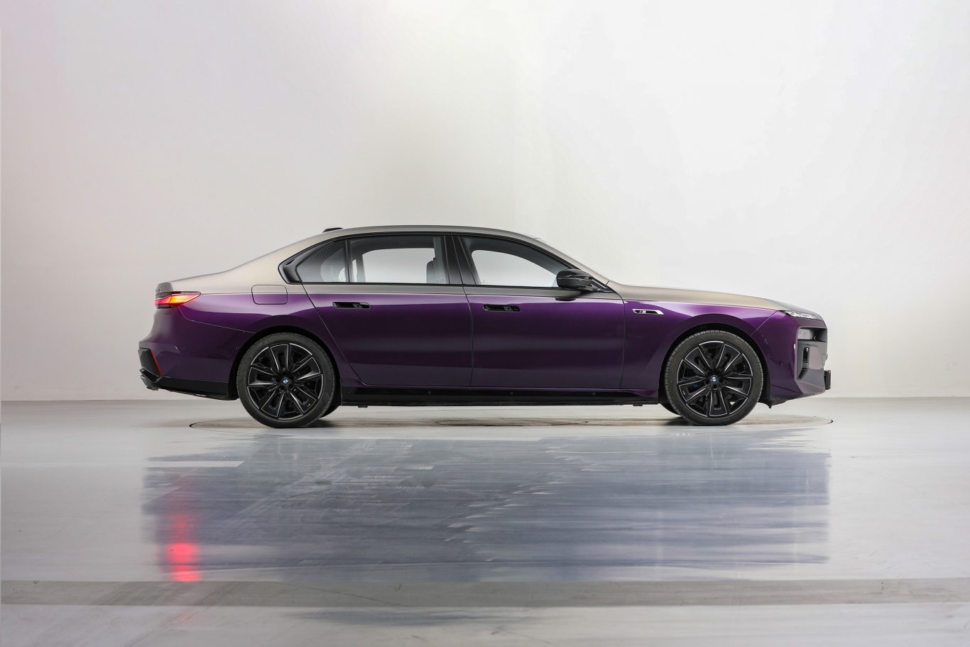 【宝马7系 插电混动M760Le正侧车头向右水平图片-汽车图片大全】-易车