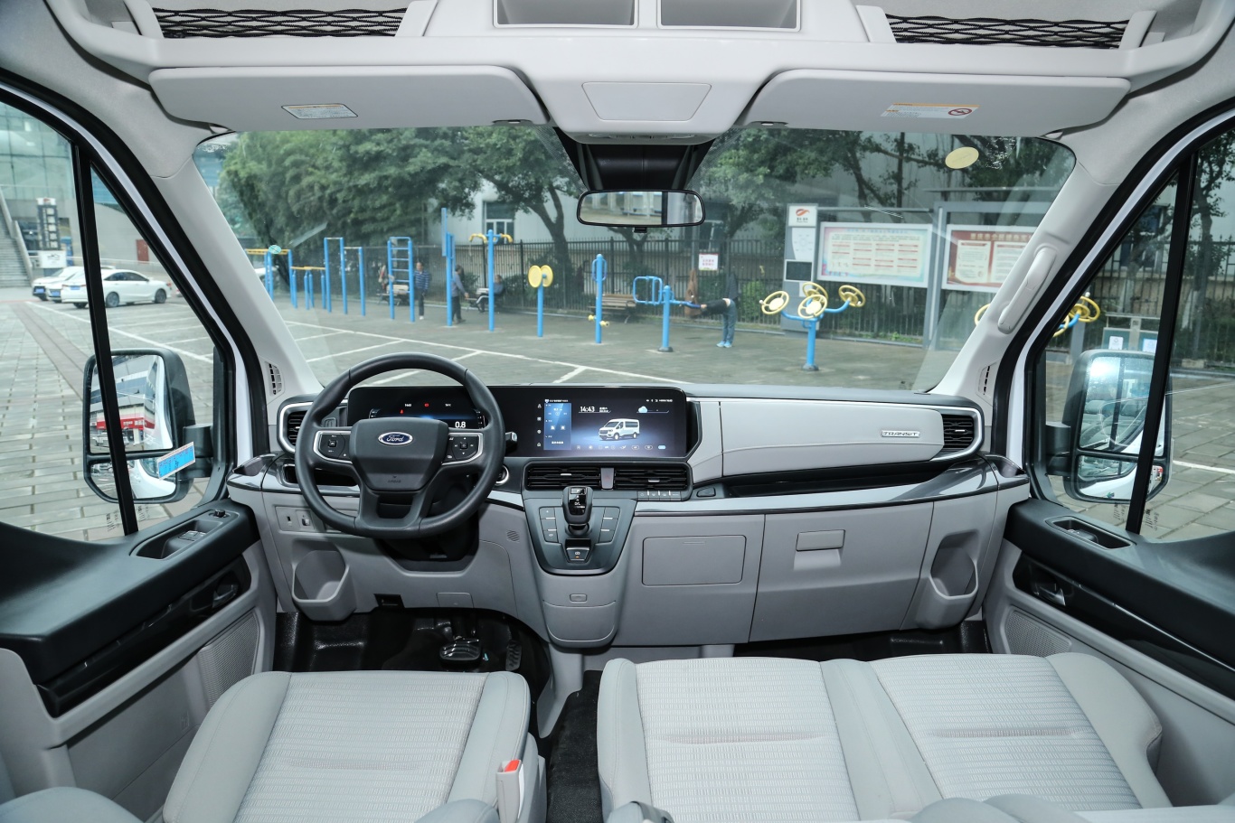 【全顺T82.3T 自动短轴中顶多功能版 6座(3+3)内饰全景正拍图片-汽车图片大全】-易车