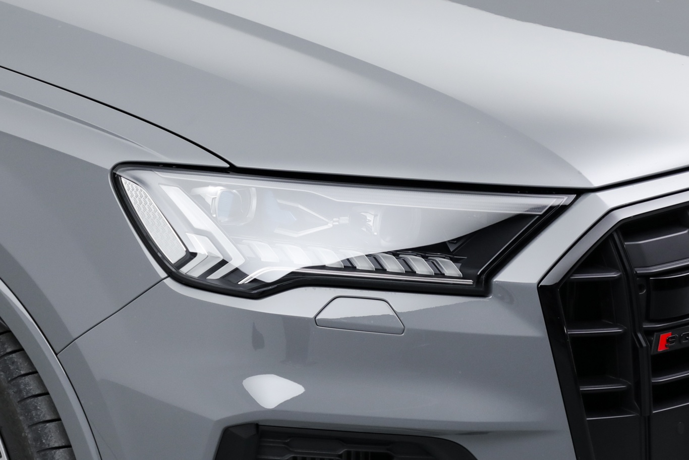 【奥迪SQ74.0T 暗夜骑士版大灯侧45度俯拍图片-汽车图片大全】-易车