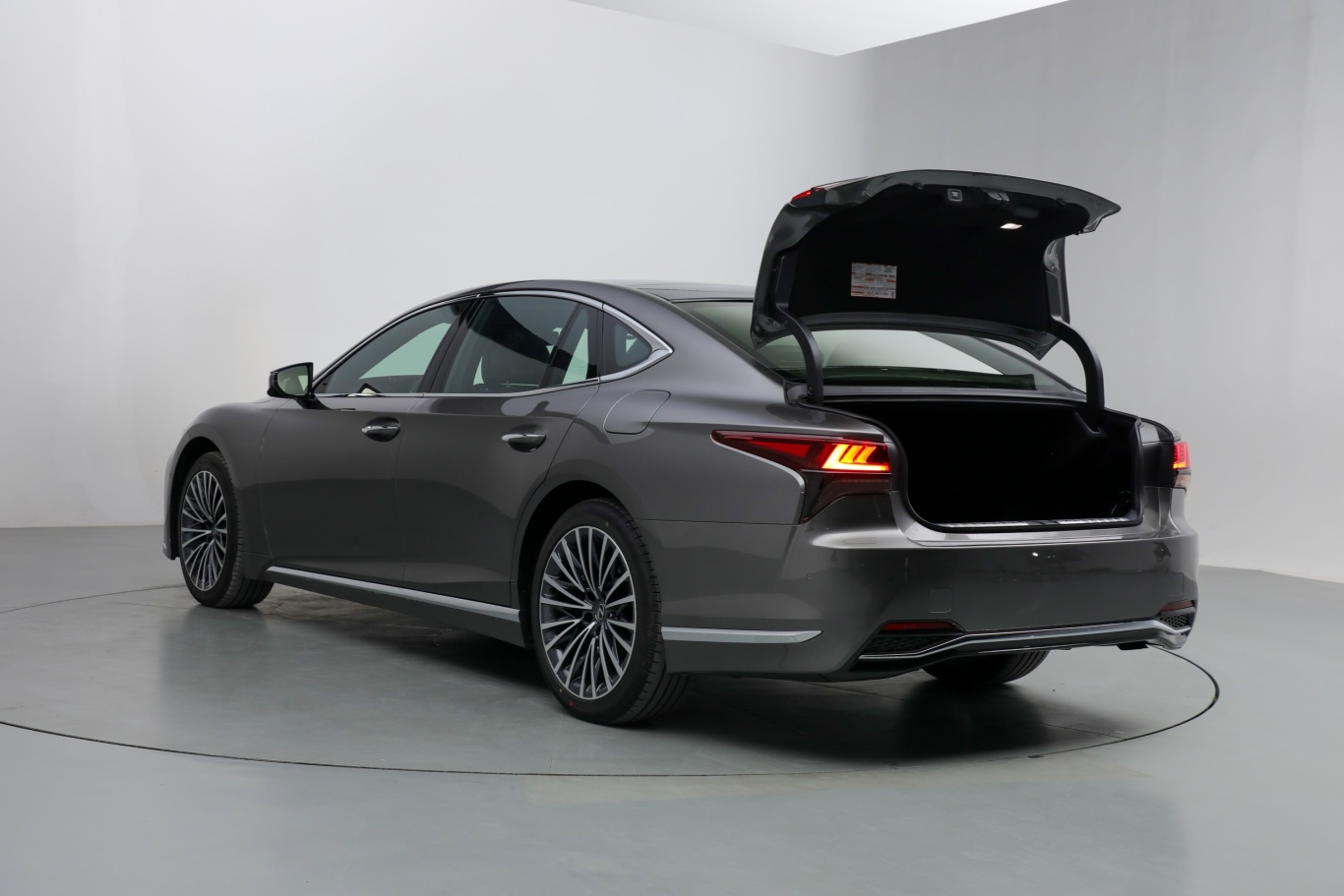 【雷克萨斯LS500h 行政版后备厢开启45度侧拍图片-汽车图片大全】-易车