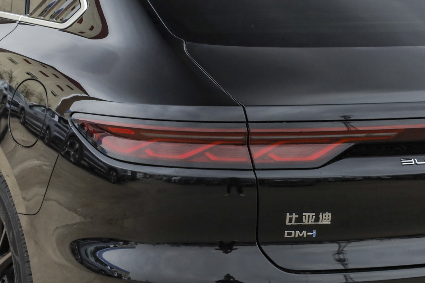 【汉DM-i 荣耀版 1.5T 121km 前驱尊贵型尾灯侧45度俯拍图片-汽车图片大全】-易车