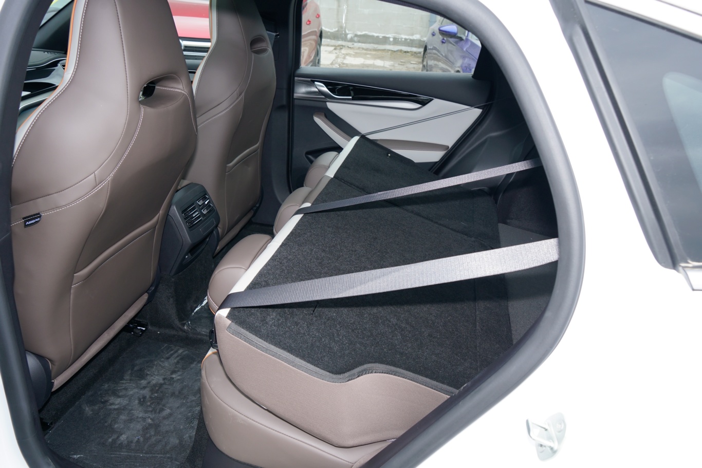 【秦PLUS新能源DM-i 荣耀版 1.5L 120km 卓越型后排空间图片-汽车图片大全】-易车