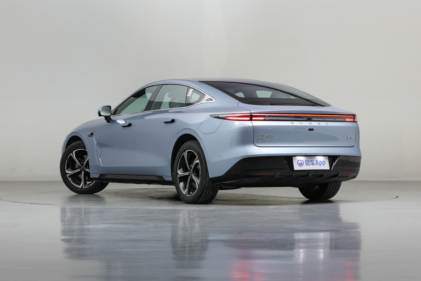 【星纪元 ES纯电版 720km 后驱Max长续航版侧后45度车头向左水平图片-汽车图片大全】-易车