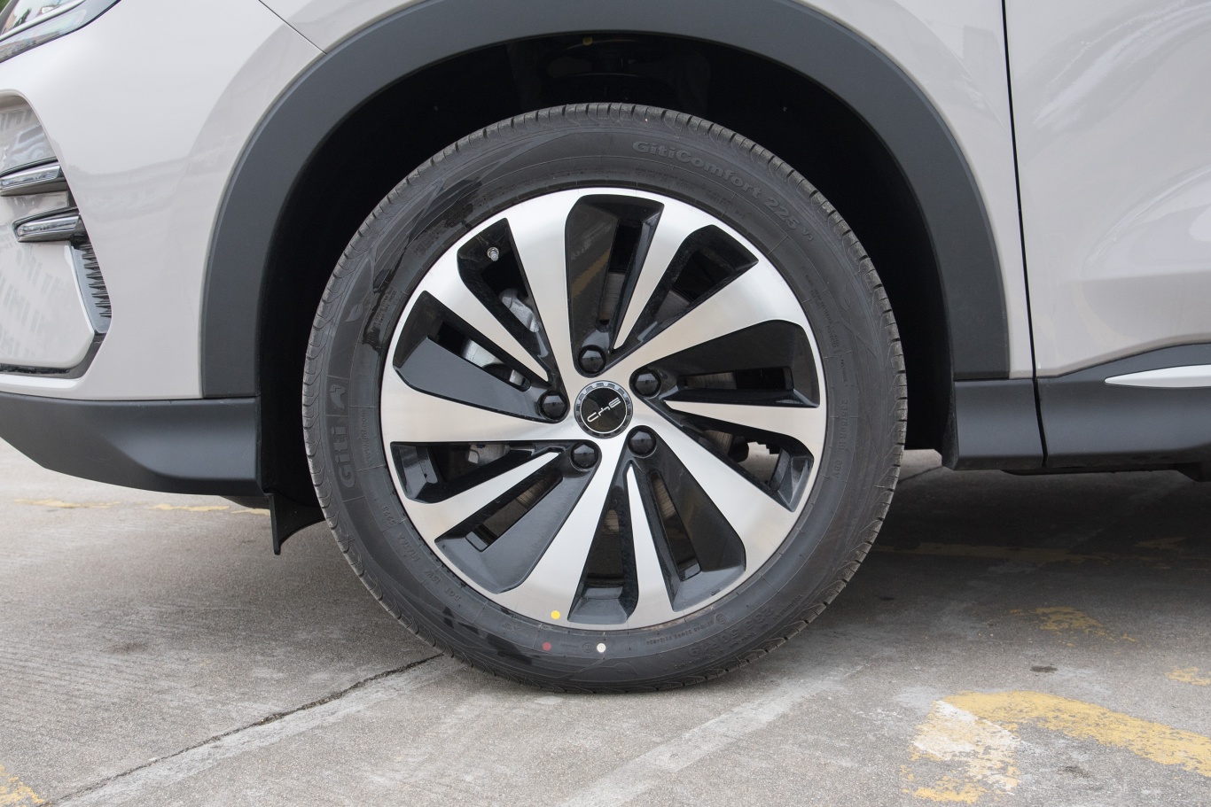 【宋PLUS新能源DM-i 荣耀版 1.5L 150km 旗舰PLUS前轮毂造型图片-汽车图片大全】-易车