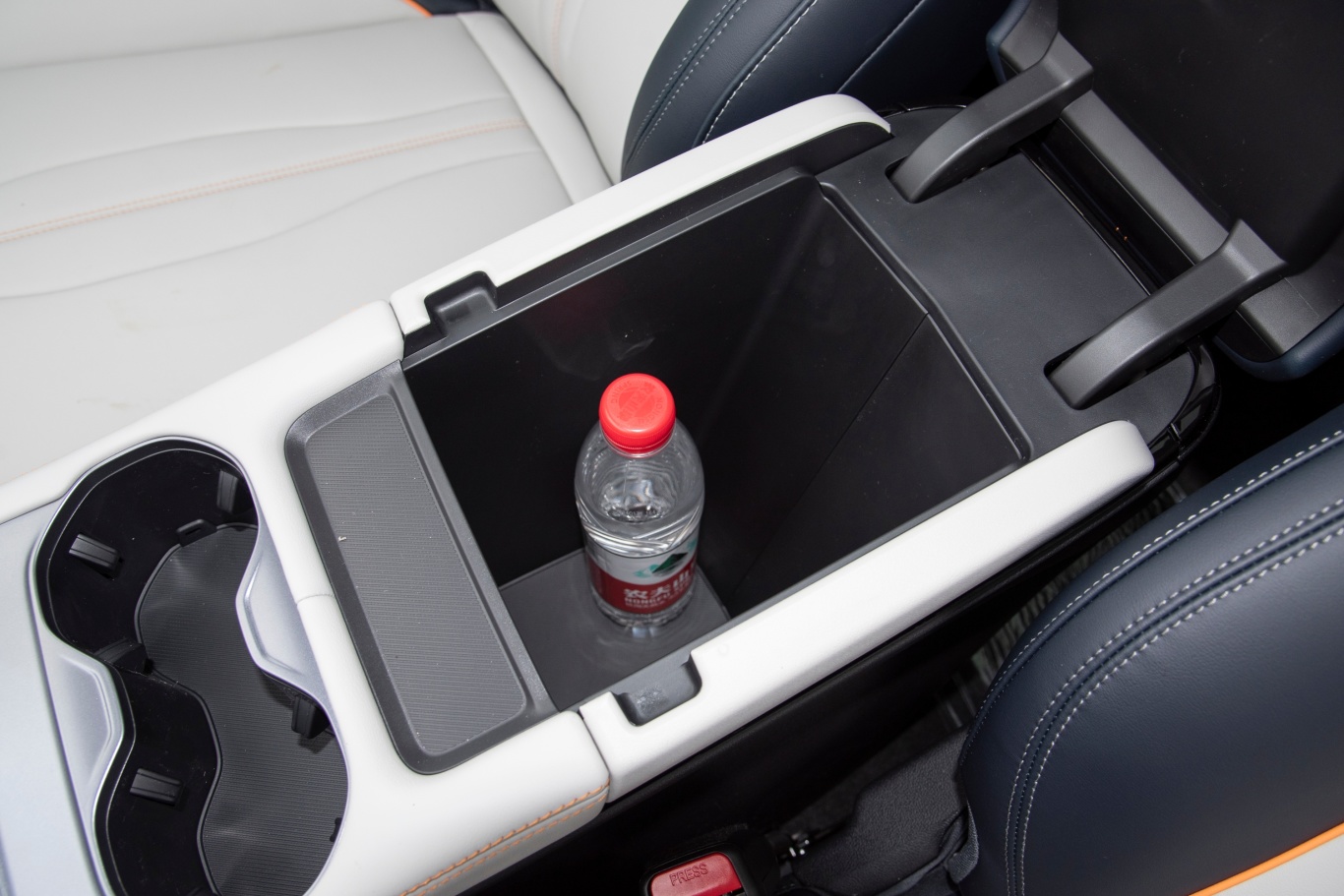 【宋PLUS新能源EV 荣耀版 520km 豪华型前排扶手箱储物格图片-汽车图片大全】-易车