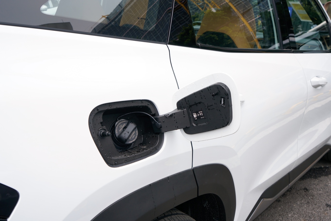 【银河L7龙腾版 1.5T 115km PLUS油箱盖图片-汽车图片大全】-易车