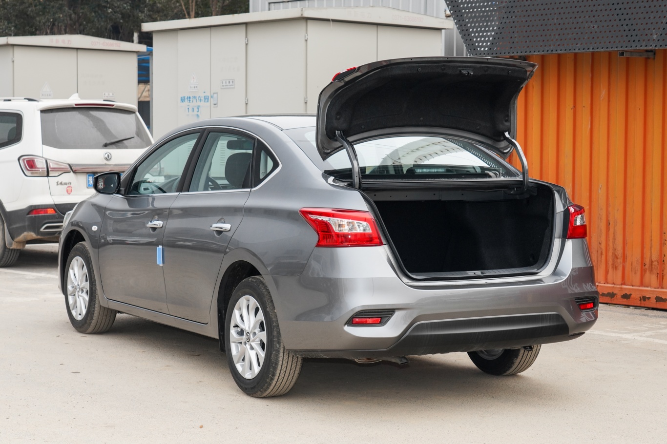 【轩逸经典 1.6L 舒适版后备厢开启45度侧拍图片-汽车图片大全】-易车