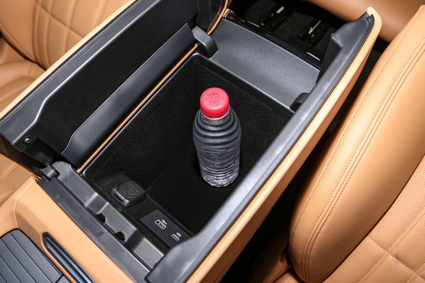 【领克09 EM-PEM-P 2.0T 190km Pro 7座前排扶手箱储物格图片-汽车图片大全】-易车