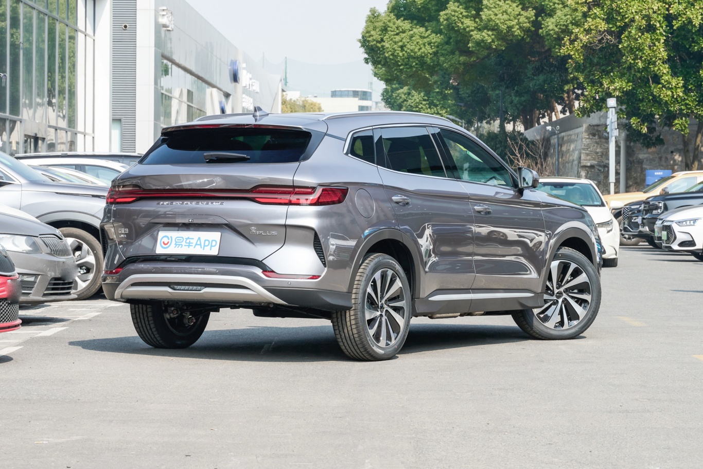 【宋PLUS新能源DM-i 荣耀版 1.5L 110km 旗舰型侧后45度车头向右水平图片-汽车图片大全】-易车