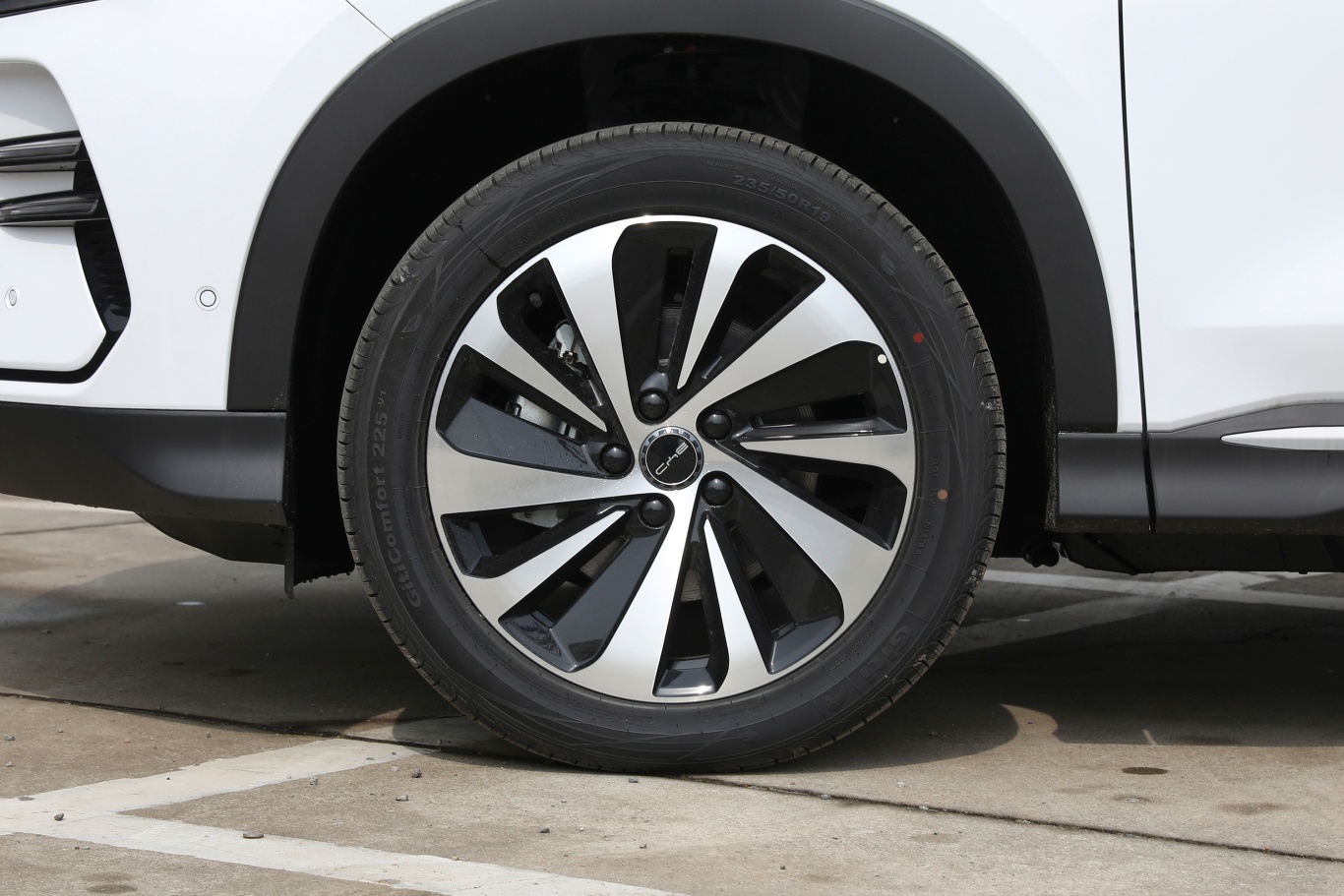 【宋PLUS新能源EV 荣耀版 605km 旗舰PLUS前轮毂造型图片-汽车图片大全】-易车