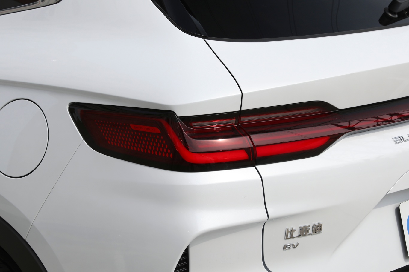 【宋PLUS新能源EV 荣耀版 605km 旗舰PLUS尾灯侧45度俯拍图片-汽车图片大全】-易车