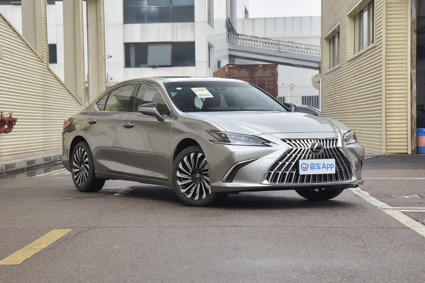 【雷克萨斯ES200 特别限定版侧前45度车头向右水平图片-汽车图片大全】-易车