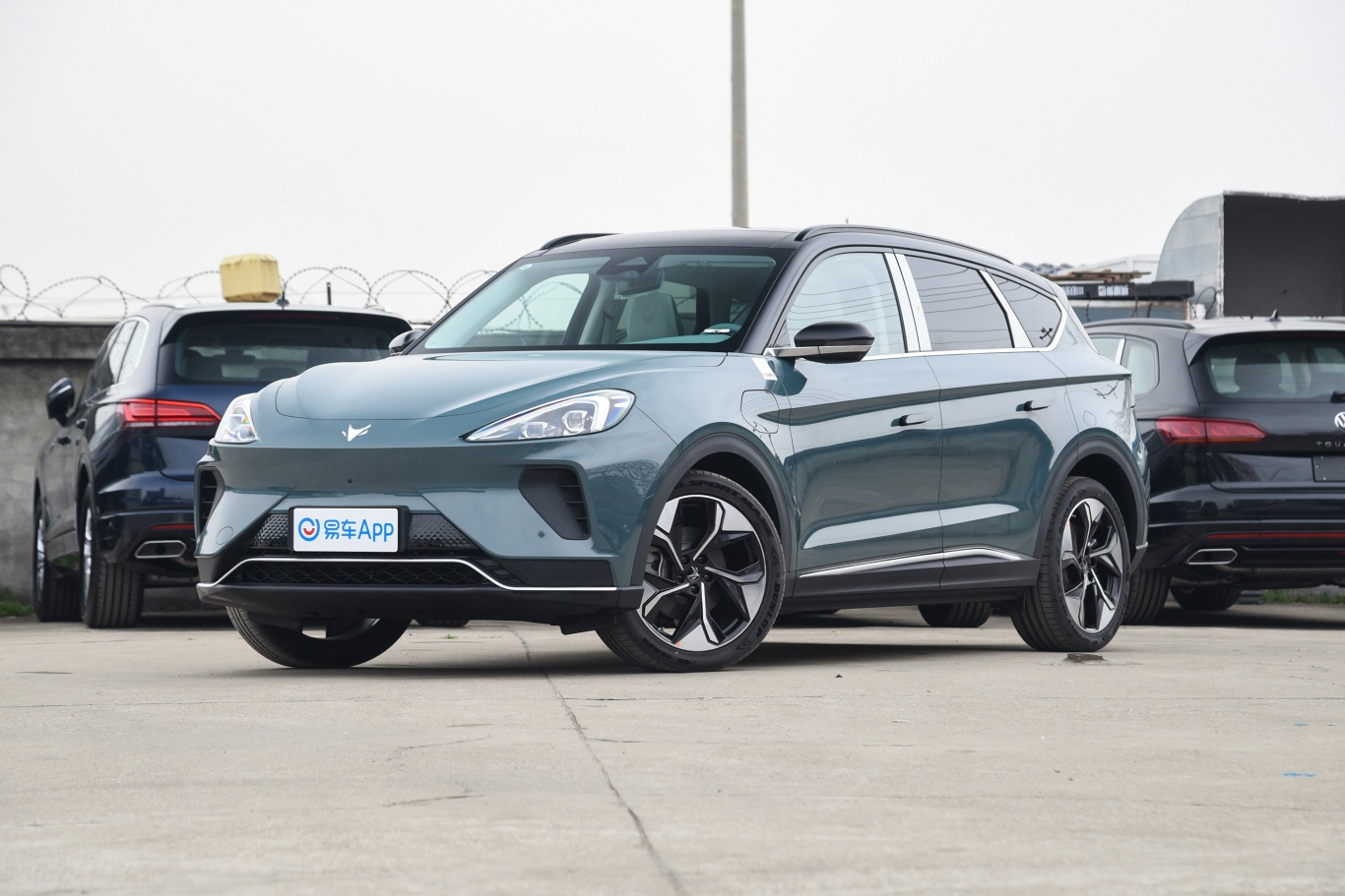 【极狐 阿尔法T森林版PRO 688E+ 电机160kW 北电爱思特侧前45度车头向左水平图片-汽车图片大全】-易车