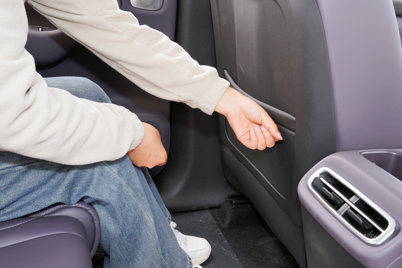 【零跑C10增程版 210km 210舒享版后排腿部空间图片-汽车图片大全】-易车