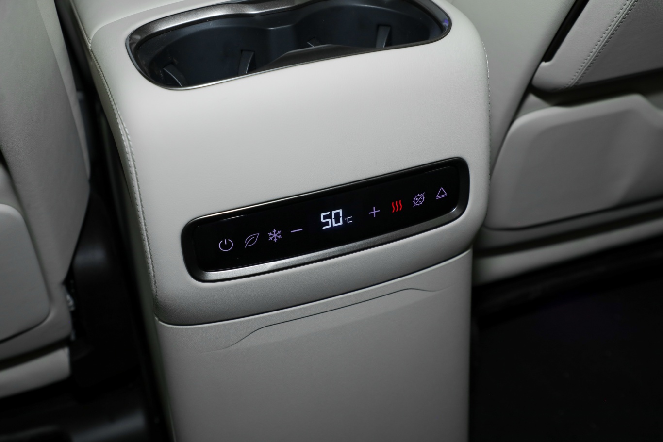 【腾势D9EV 600km 四驱旗舰版 7座后排功能图片-汽车图片大全】-易车