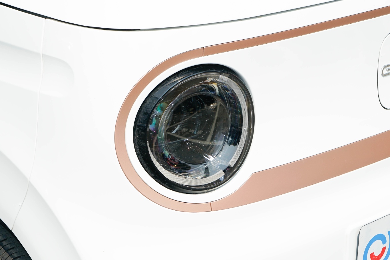 【熊猫熊猫mini 200km 龙腾版大灯侧45度俯拍图片-汽车图片大全】-易车