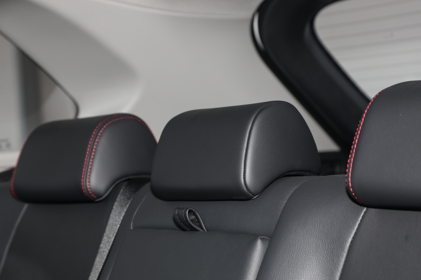 【威兰达 插电混动高性能版 2.5L 78km 两驱劲擎版后排功能图片-汽车图片大全】-易车