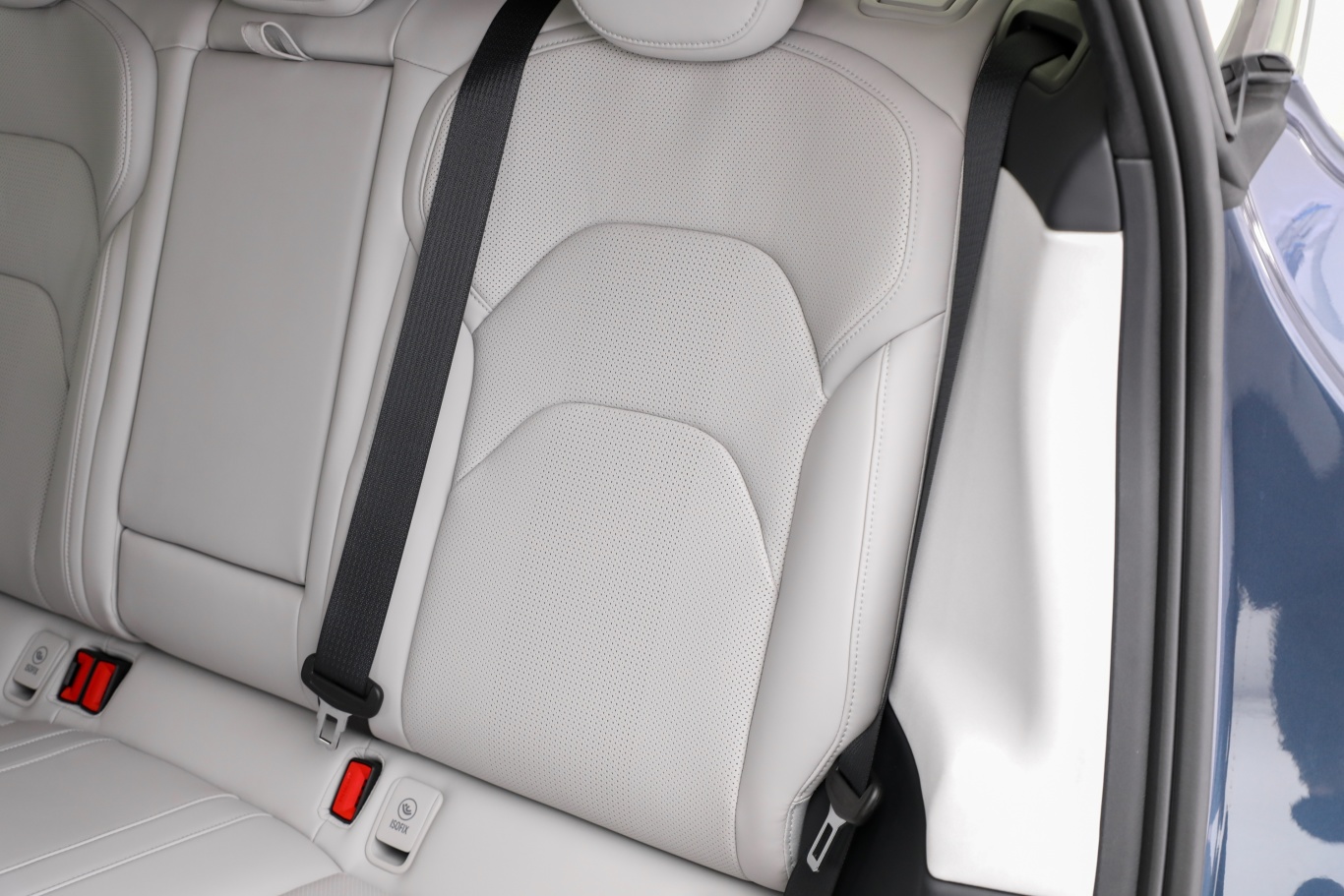 【小米SU7800km 四驱Max超长续航高阶智驾版后排空间图片-汽车图片大全】-易车