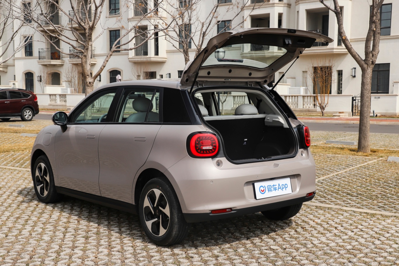 【江淮钇为3挚爱版 330km Air后备厢开启45度侧拍图片-汽车图片大全】-易车