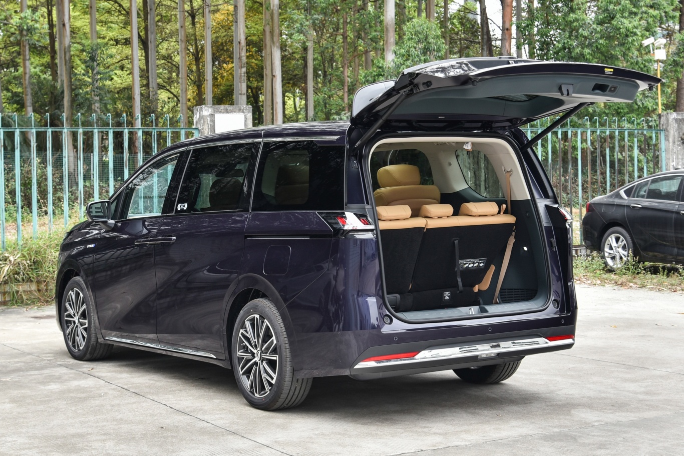 【传祺E8新能源2.0L 150km 贺岁版后备厢开启45度侧拍图片-汽车图片大全】-易车