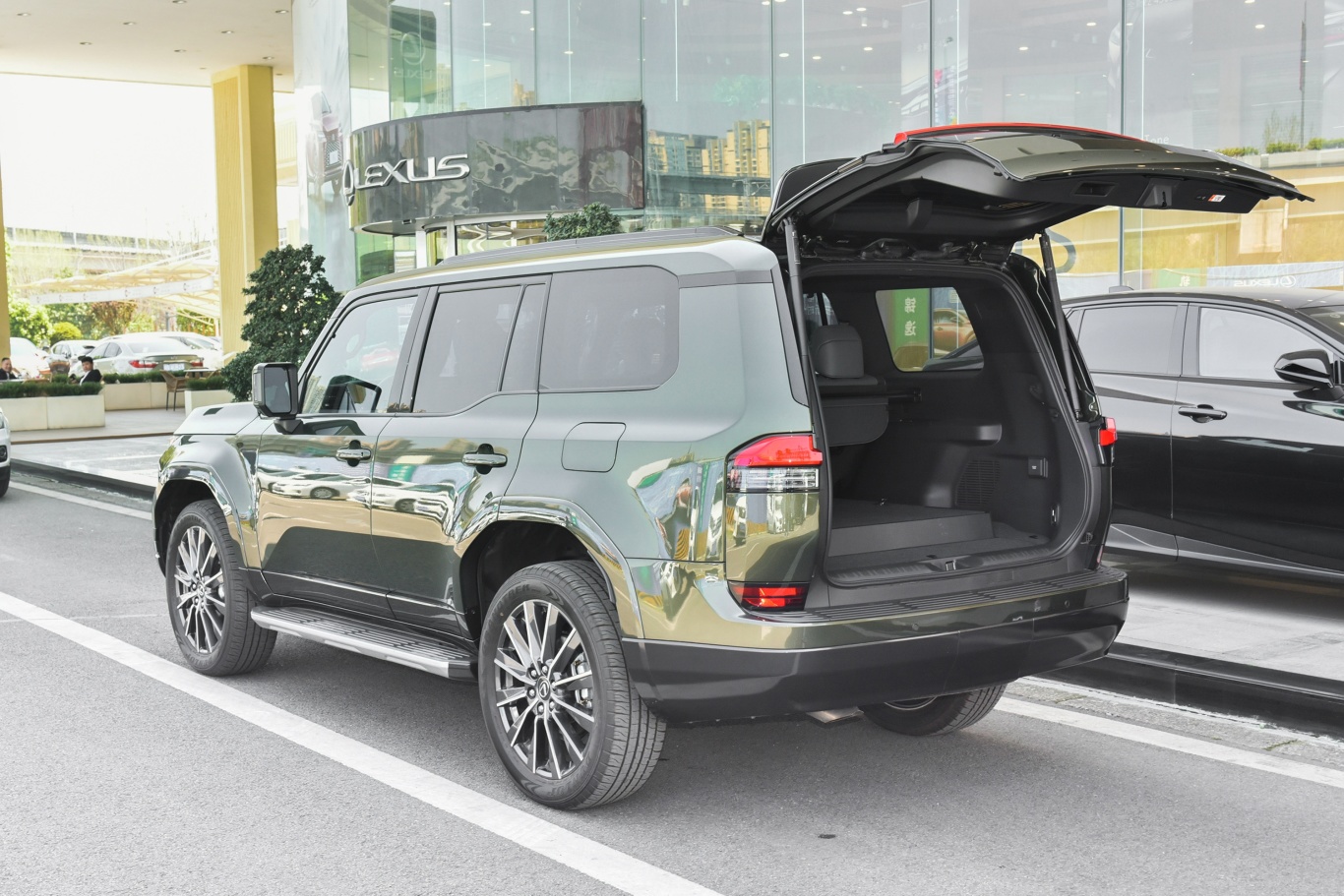 【雷克萨斯GX550h 凌峰版 5座后备厢开启45度侧拍图片-汽车图片大全】-易车