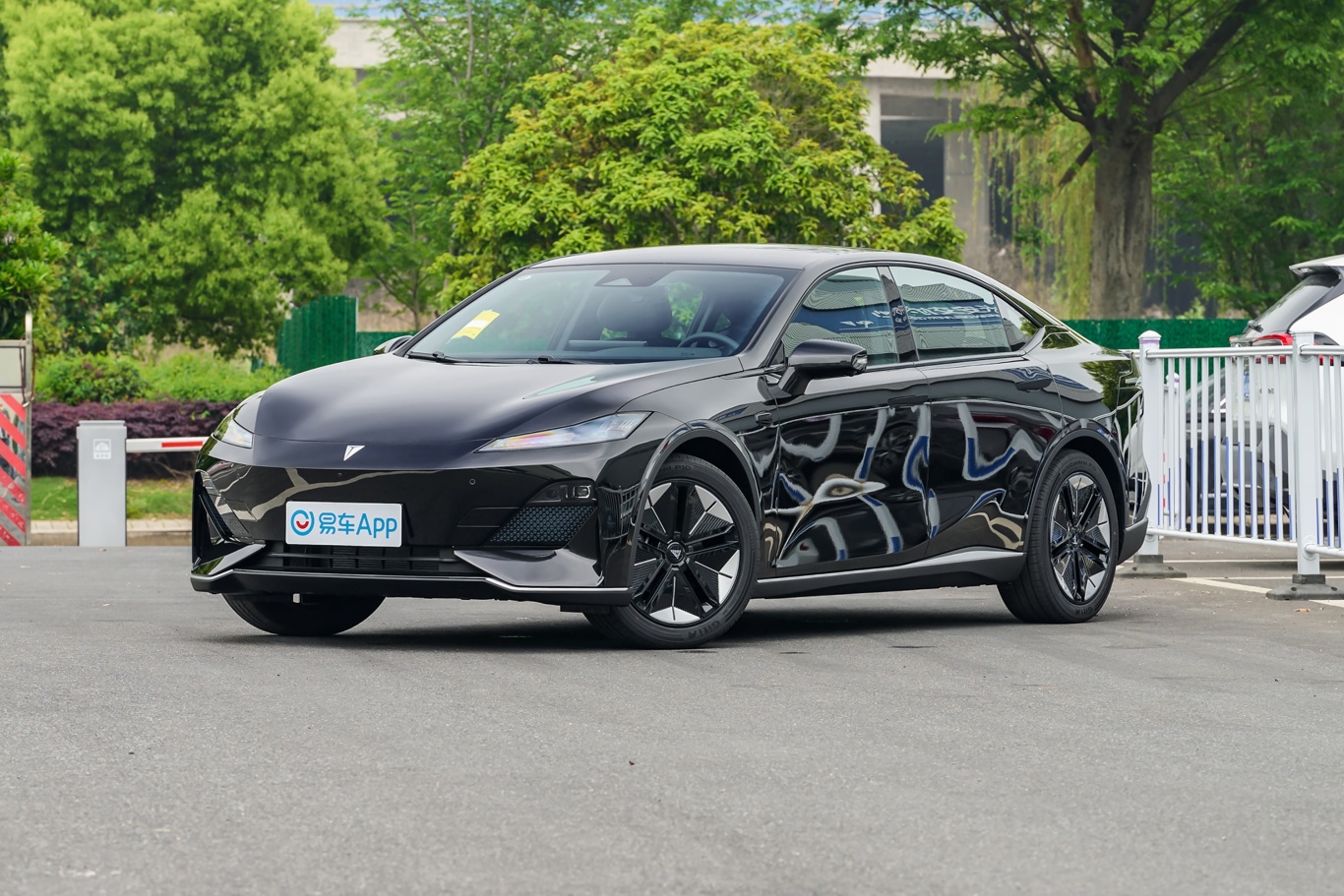 【深蓝SL03纯电版 530km Plus侧前45度车头向左水平图片-汽车图片大全】-易车