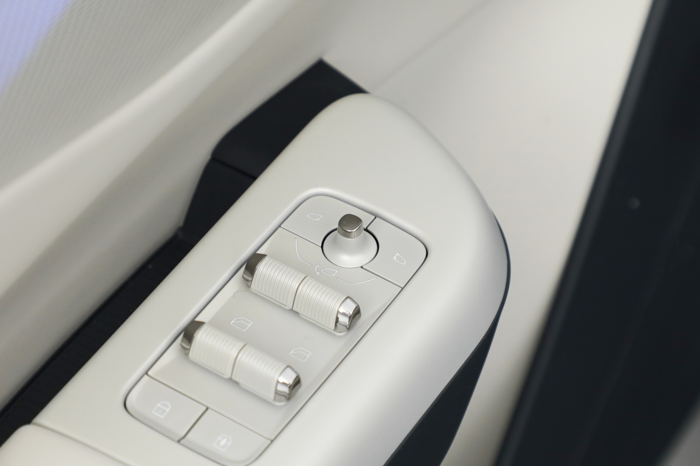 【领克07EM-P 1.5T 126km 长续航Ultra后视镜调节键图片-汽车图片大全】-易车