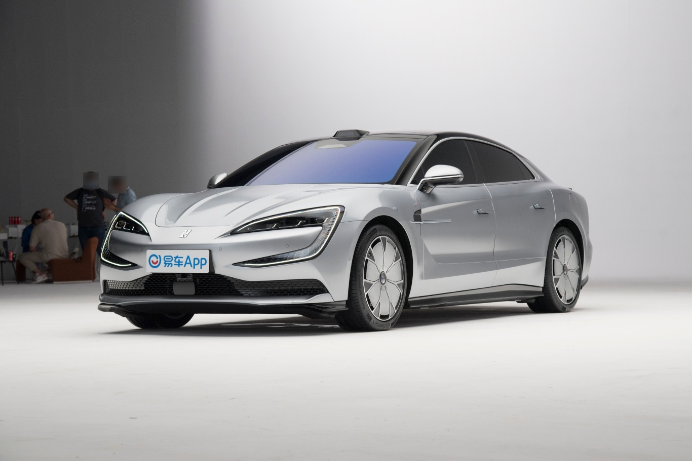 【仰望U7纯电版 720km 豪华版 5座侧前45度车头向左水平图片-汽车图片大全】-易车