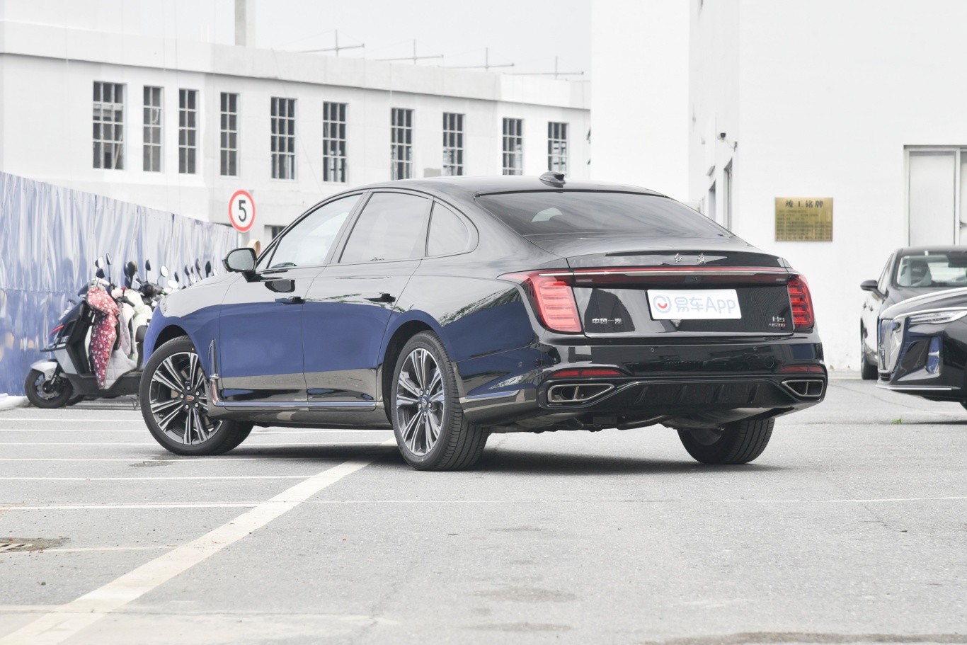 【红旗H92.0T 两驱旗畅私享风尚版 5座侧后45度车头向左水平图片-汽车图片大全】-易车