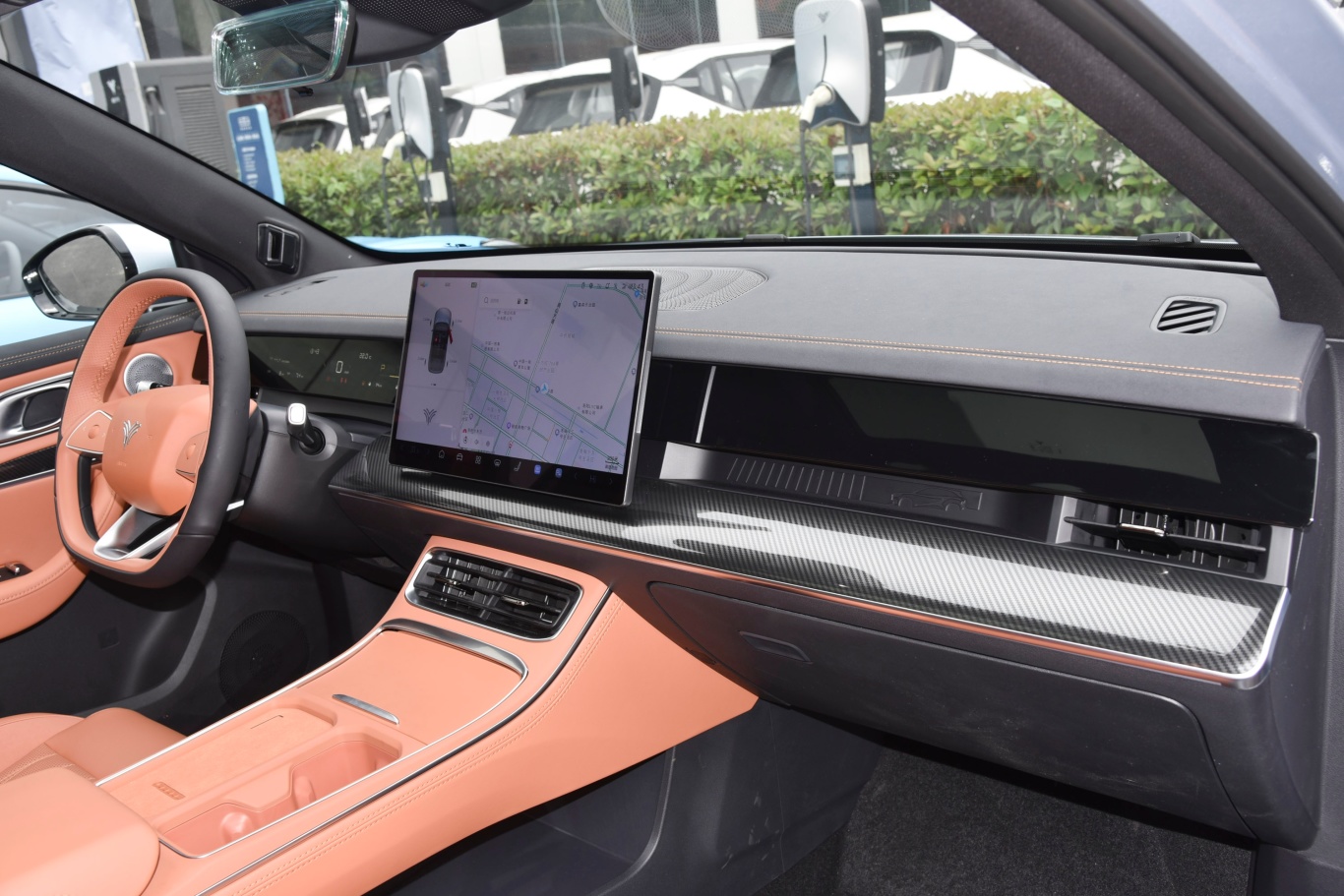 【哪吒L增程版 310km 闪充PRO版内饰全景副驾驶员方向图片-汽车图片大全】-易车