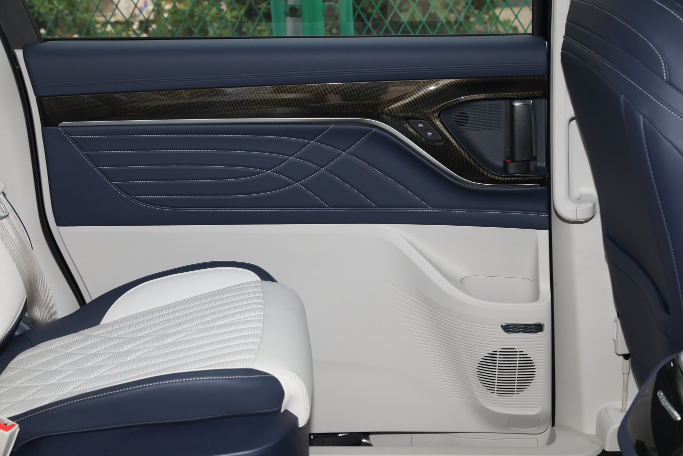 【大通G902.0T 星辉版 7座后排功能图片-汽车图片大全】-易车