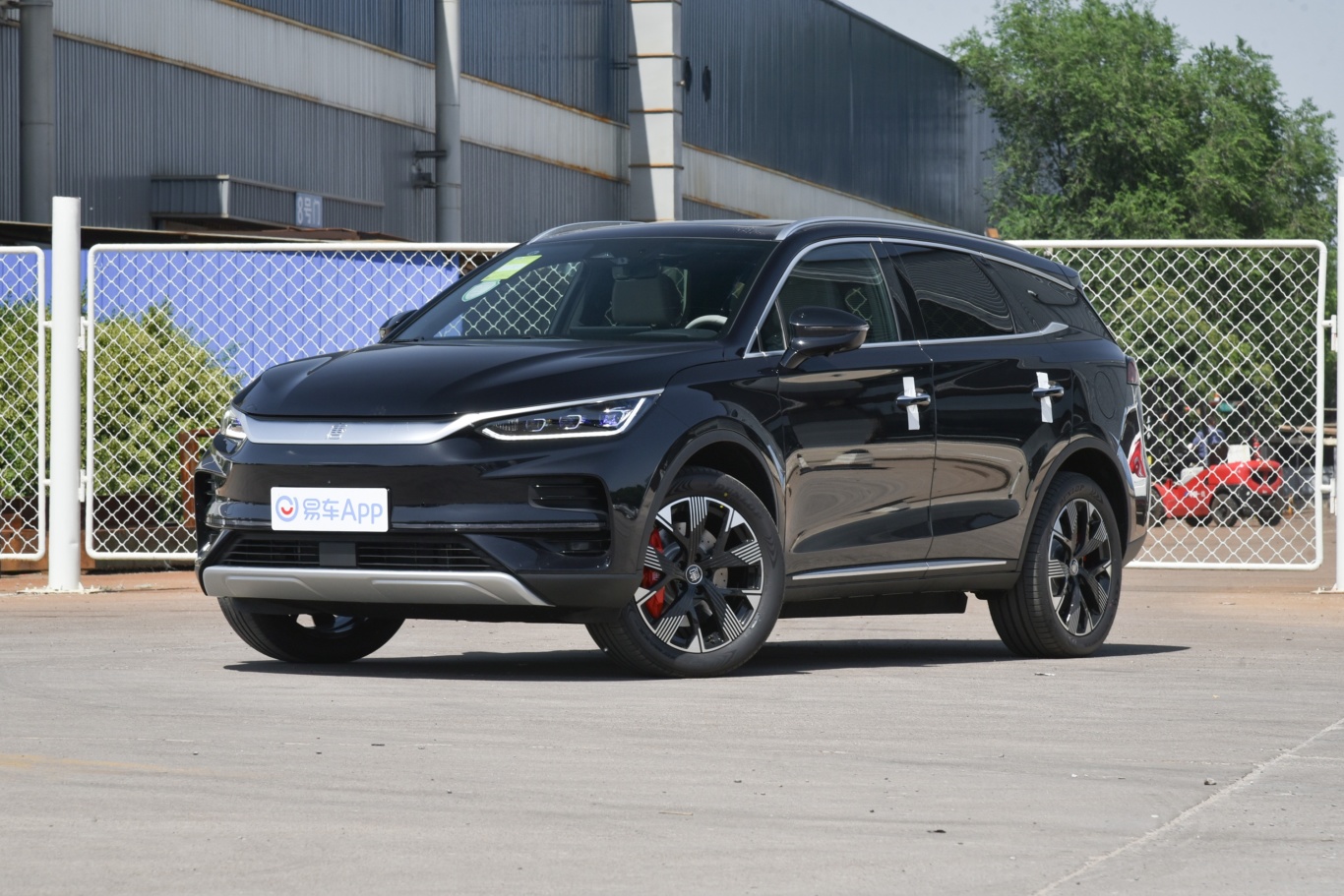 【唐新能源EV 荣耀版 730km 前驱尊享型 7座侧前45度车头向左水平图片-汽车图片大全】-易车