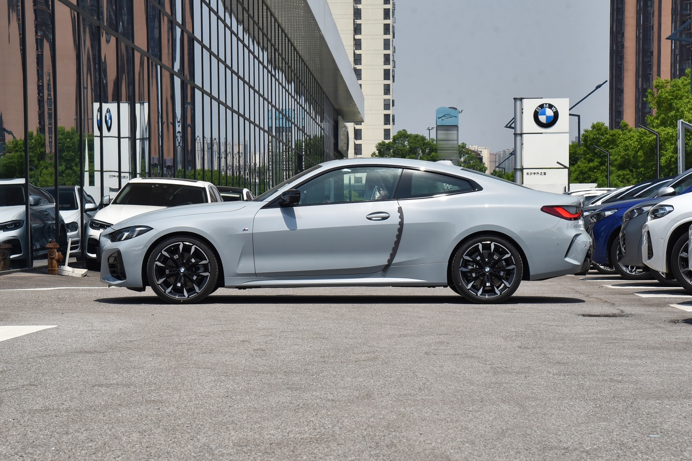 【宝马4系双门轿跑车 430i M运动曜夜套装正侧车头向左水平图片-汽车图片大全】-易车